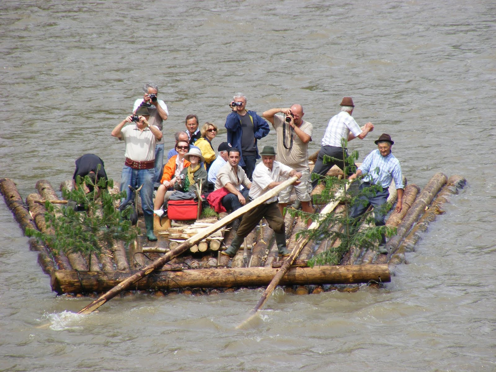 Cu pluta pe Bistriţa, de la Gura Barnarului la Poiana Teiului - ORASUL ...