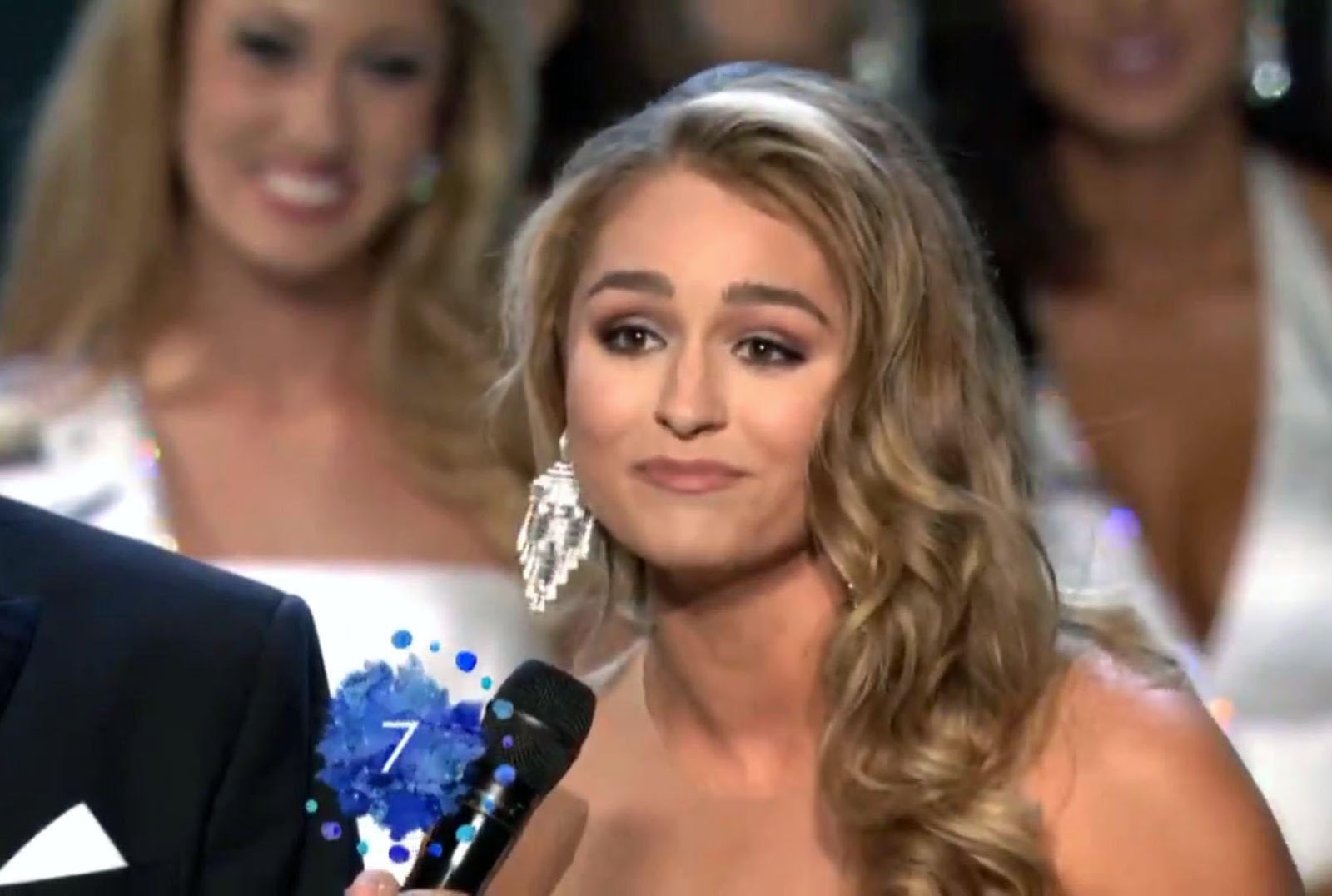 Η Μις Τέξας δε δίστασε να κατακρίνει τη στάση του Τραμπ σχετικά με τα ...