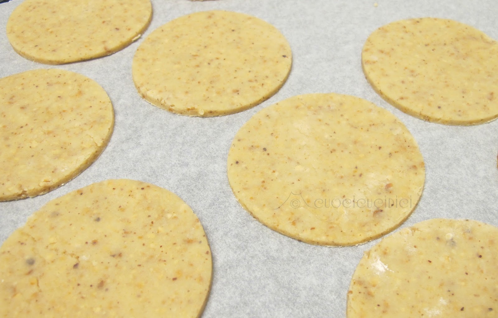 cuocicucidici: HAZELNUT SHORTBREAD with RASPBERRIES di DELIA SMITH