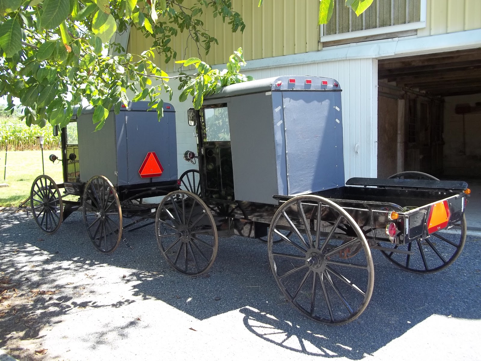 Pure Country Living: My visit with Amish buggy shop owner AARON LAPP