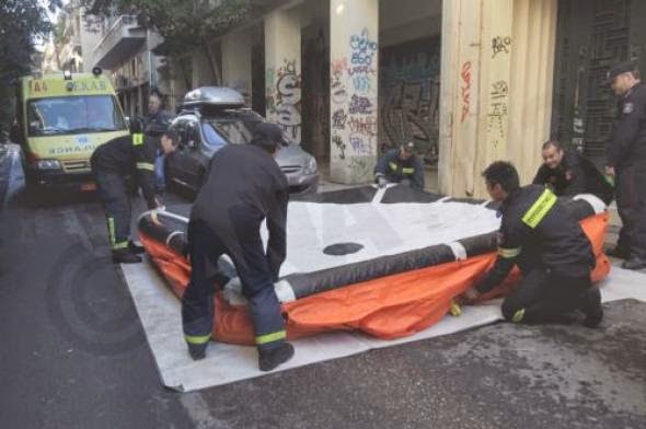ΕΙΝΑΙ ΠΑΤΕΡΑΣ ΠΡΟΦΥΛΑΚΙΣΜΕΝΟΥ ΤΩΝ "ΠΥΡΗΝΩΝ ΤΗΣ ΦΩΤΙΑΣ"... Ο ΑΝΤΡΑΣ ΠΟΥ ...