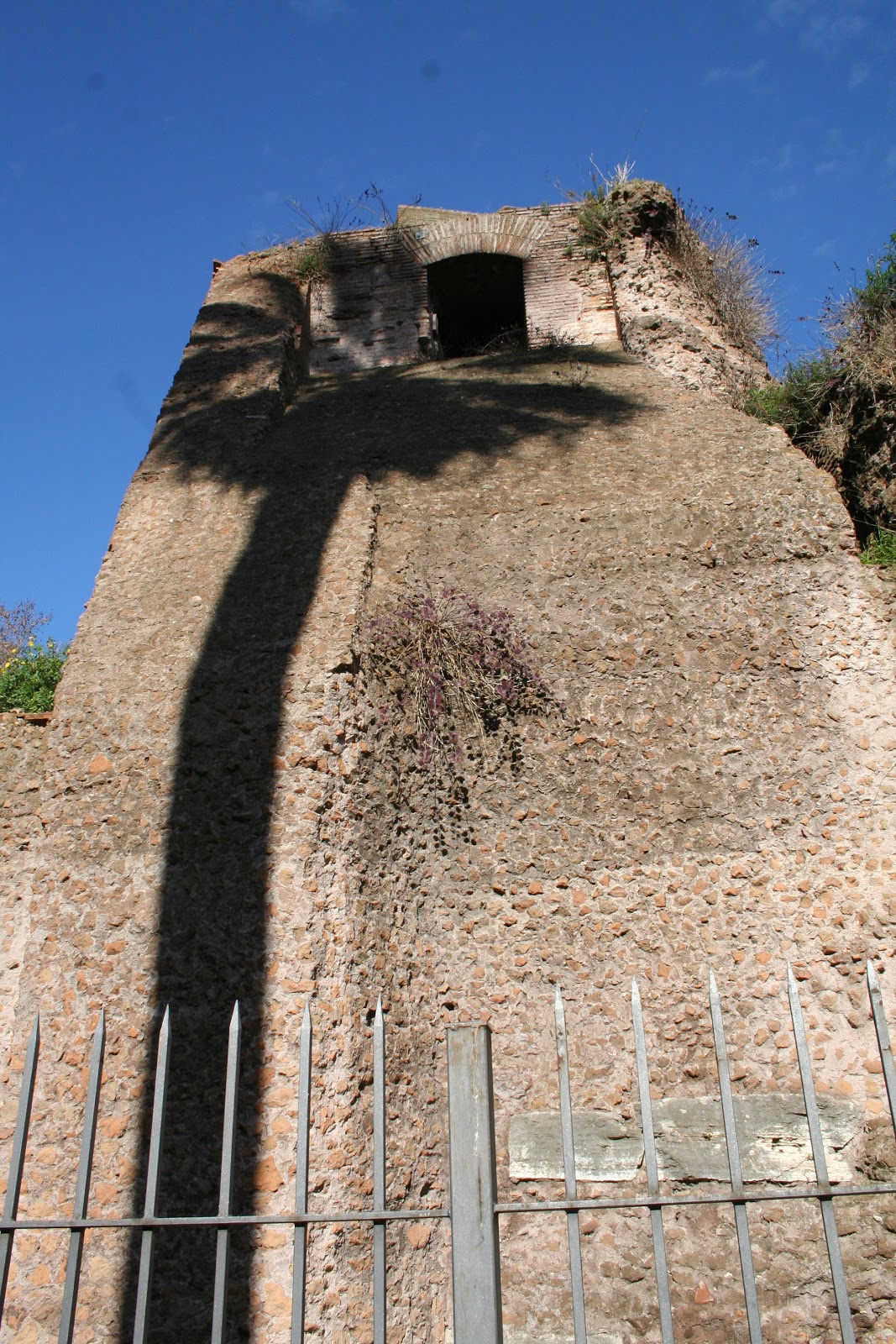 Roma: Porta Alchemica, The Magic Door