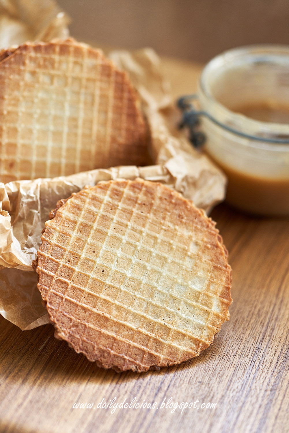 dailydelicious: Stroopwafel: Caramel filled waffle