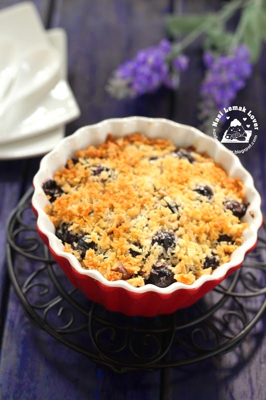Nasi Lemak Lover: Blueberry Betty with Walnuts and Coconut 蓝莓酥碎粒