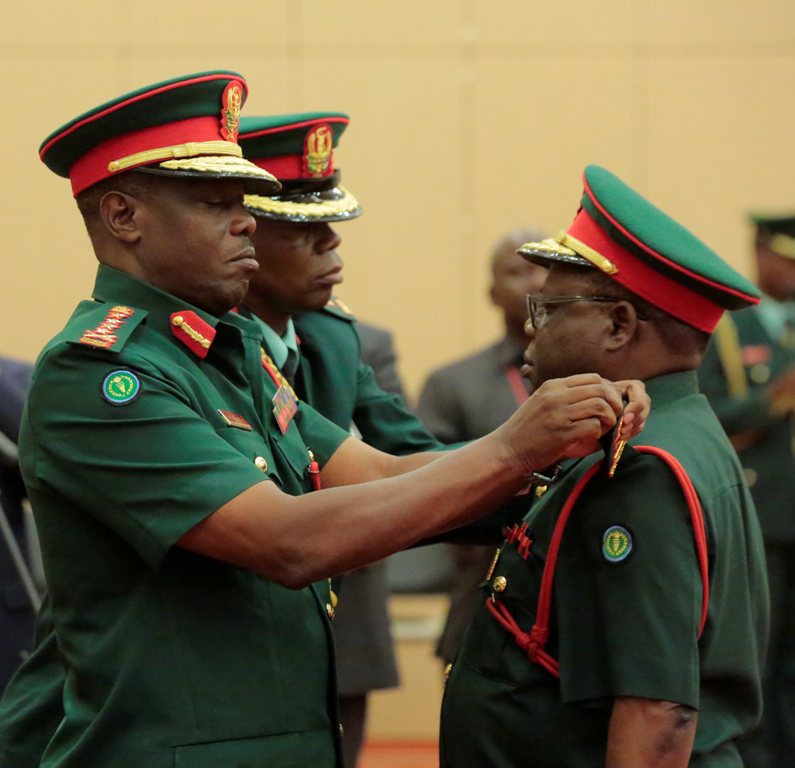 RAIS MAGUFULI AMUAPISHA LUTENI JENERALI YAKUBU HASSAN MOHAMED KUWA MNADHIMU MKUU WA JWTZ