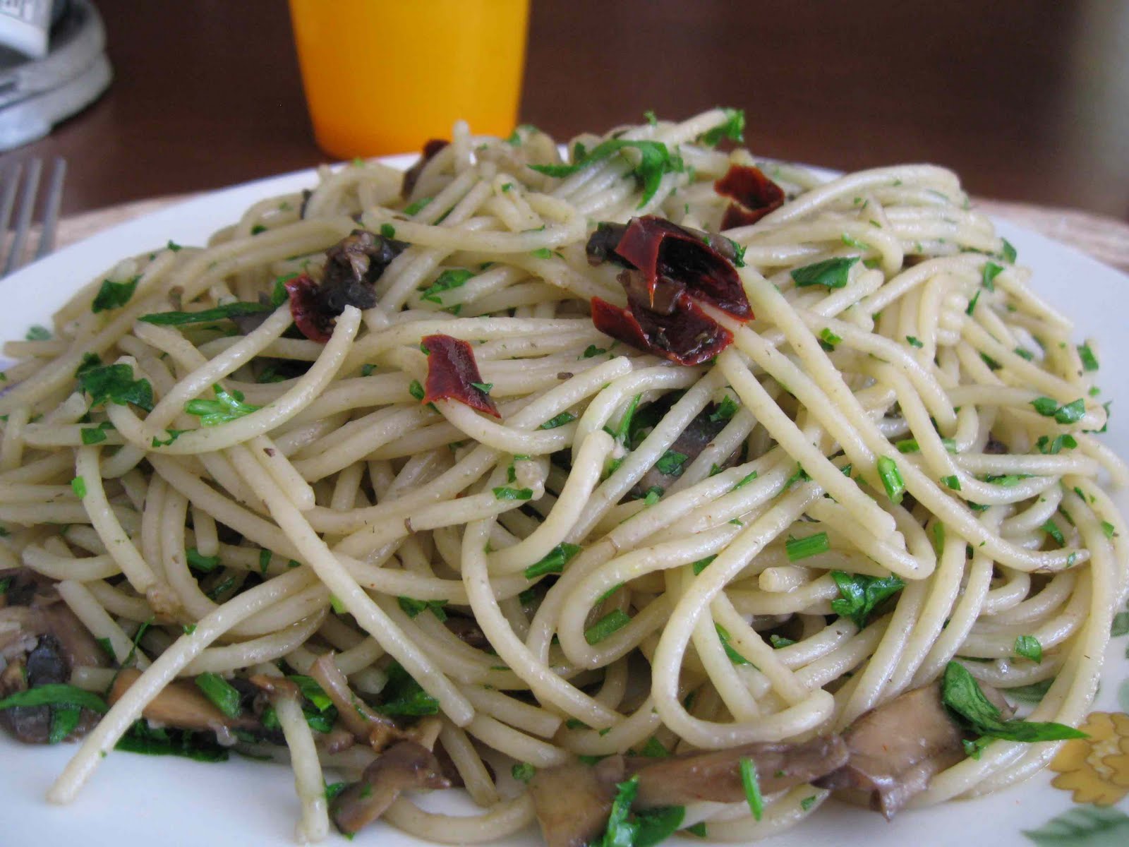 El Gringo Mestizo: Recipe: Pasta al ajillo con champiñones