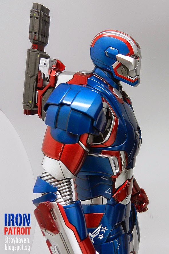 toyhaven: Comparison pictures: Hot Toys Die-cast 1/6th scale Iron ...