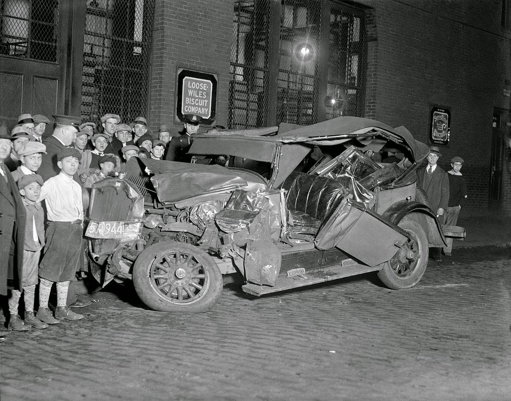 History in Photos: Vintage Car Wrecks