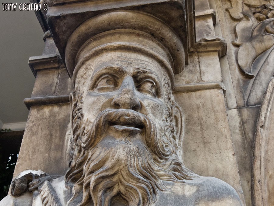 I frammenti di cultura di Tony Graffio: Due satiri giganti in via della ...