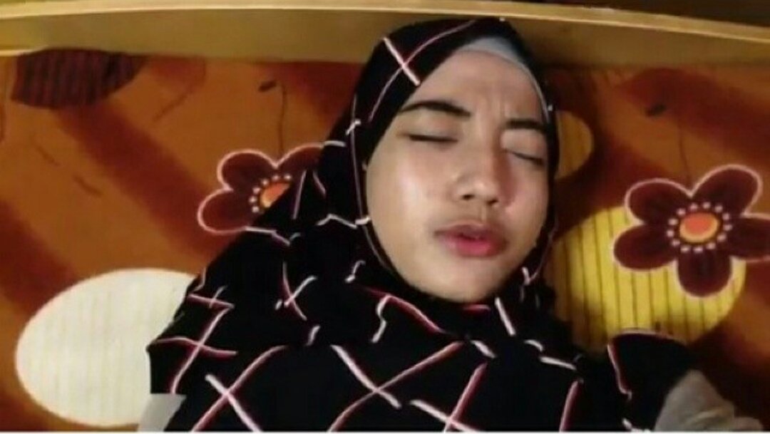 VIDEO MESUM GADIS NAKAL BERHIJAB MUNCRAT DI SUSU