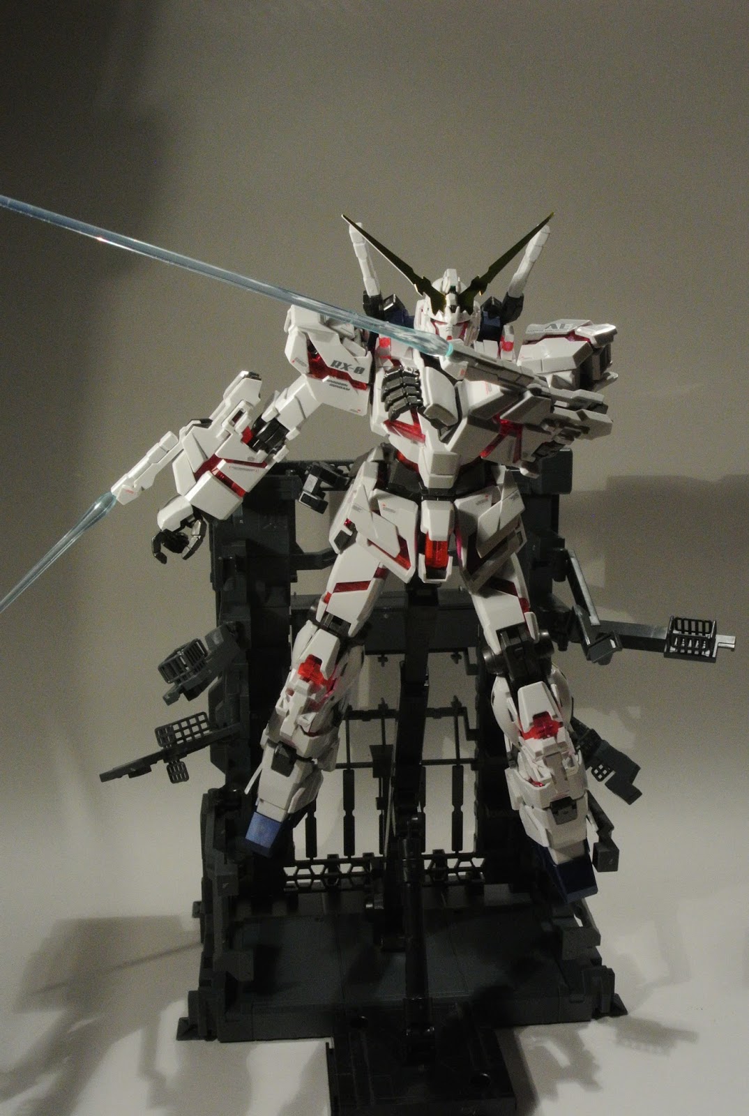 GunplaWorks: Review: MG Unicorn Gundam w/MS Cage