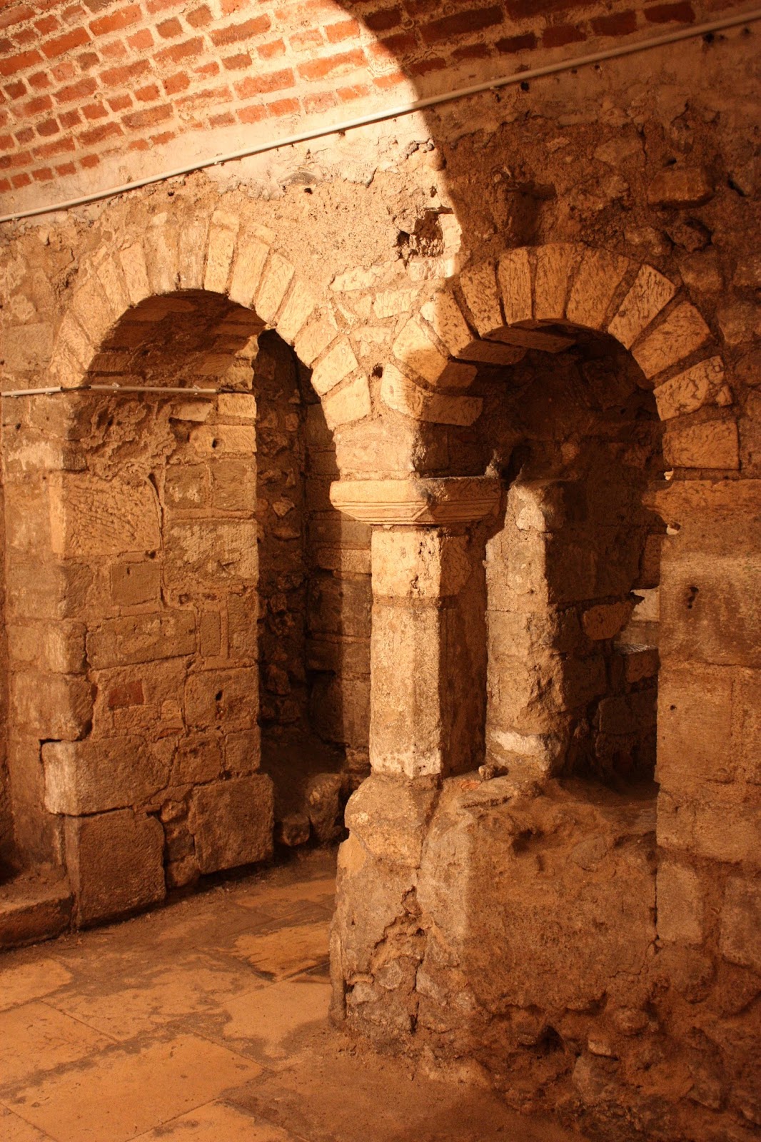 Atlas roman: Orléans - Crypte Saint-Avit (45)