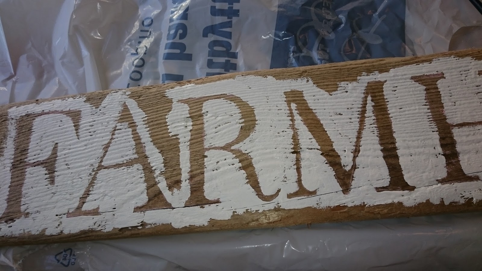 Frugal Furbishing: Rustic wooden farmhouse sign DIY