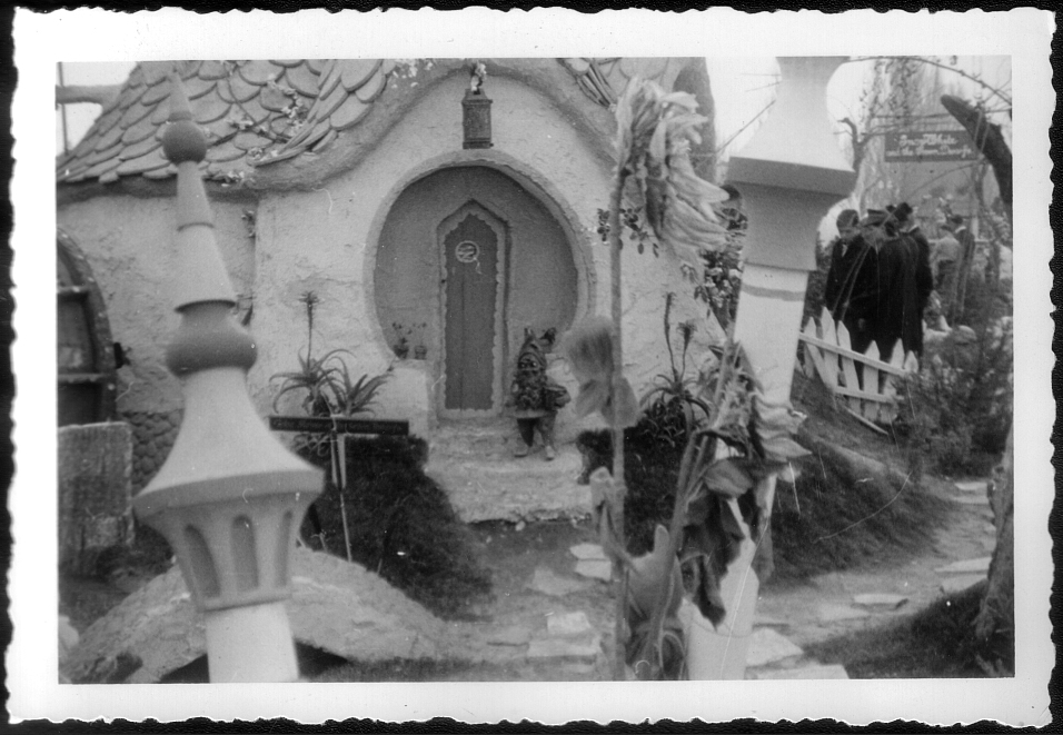 Filmic Light - Snow White Archive: "Dwarfland" at Snow White Premiere