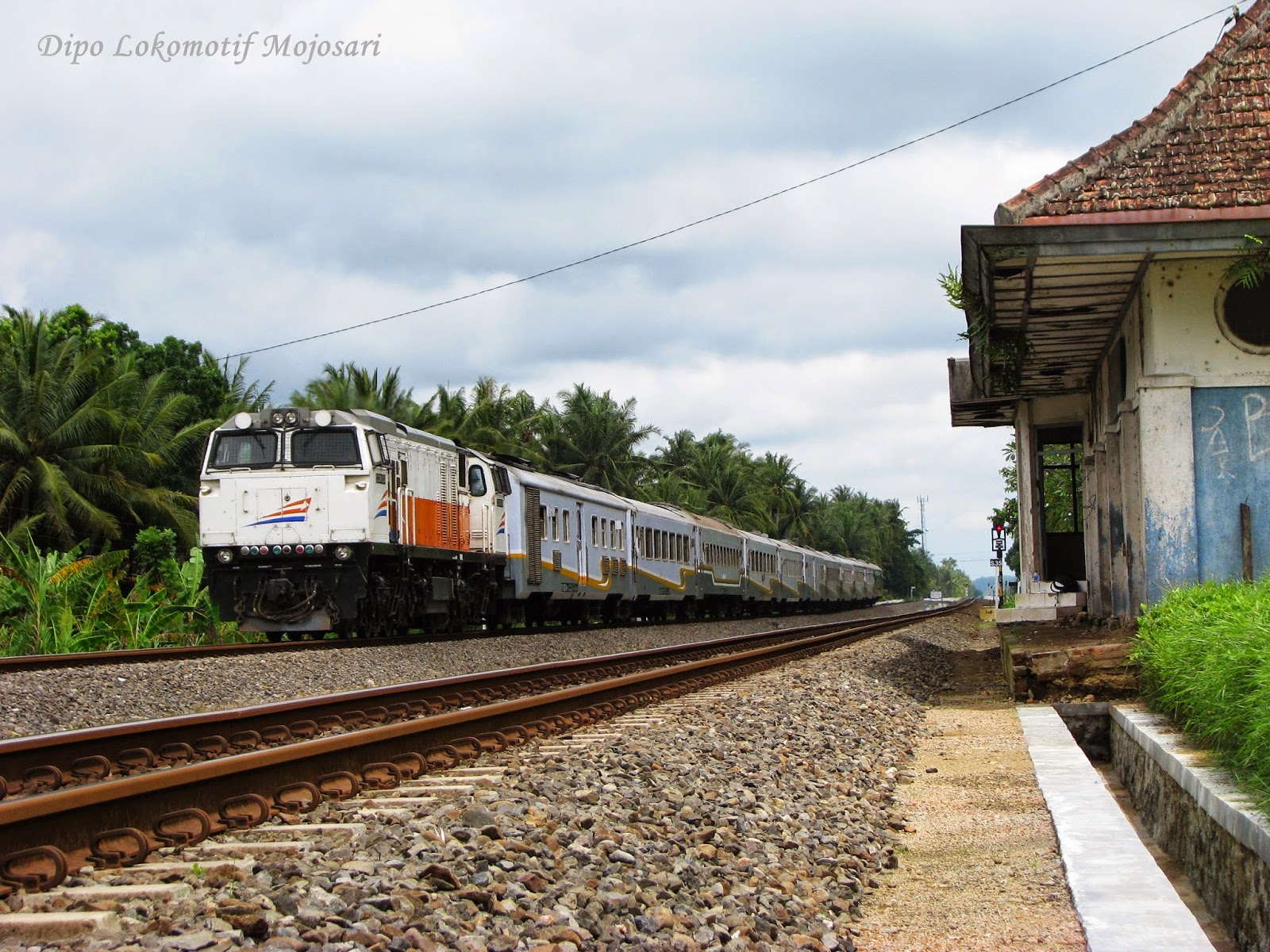 Kereta Api Indonesia: Rangkaian KA Argo Lawu Tambahan Melintas di ...