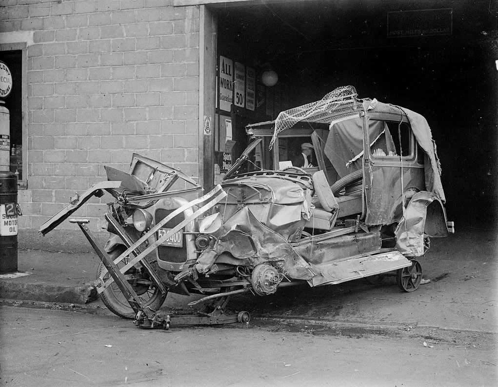 The Feral Irishman: Absolutely Amazing Pictures of Early Car Wrecks...