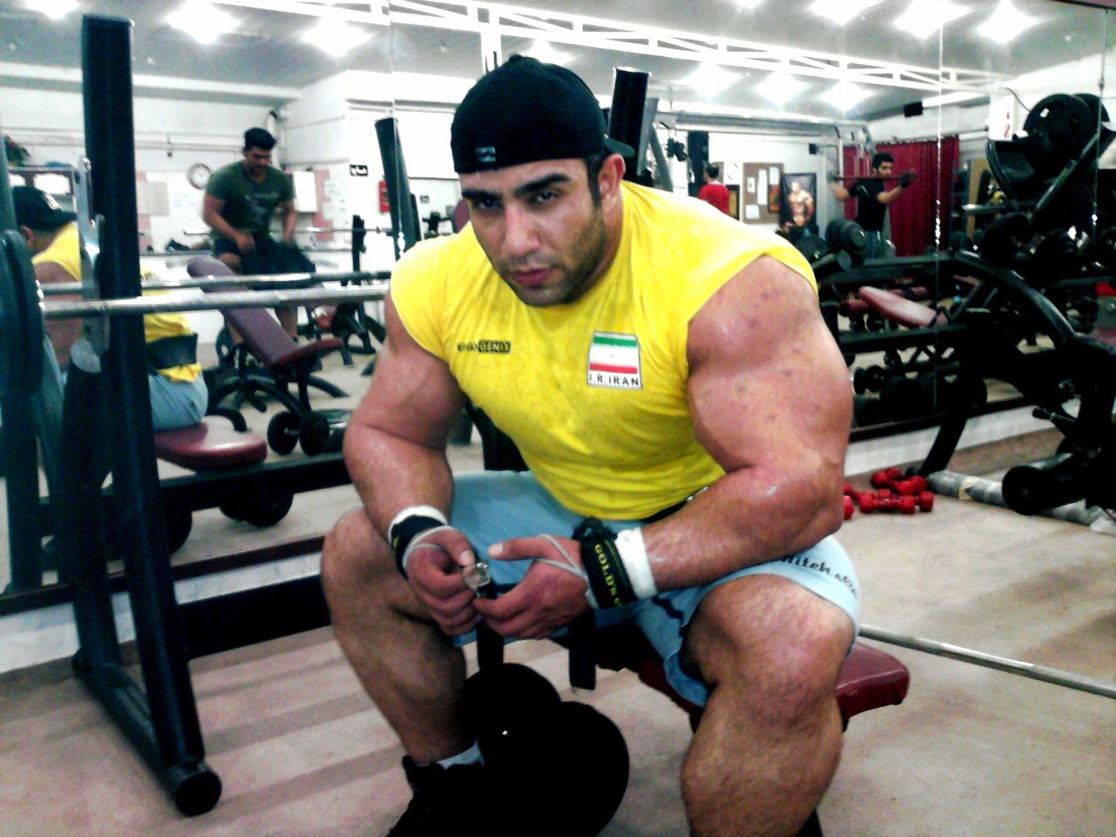 Muscle Lover: Persian bodybuilder Isaac Ghavidel