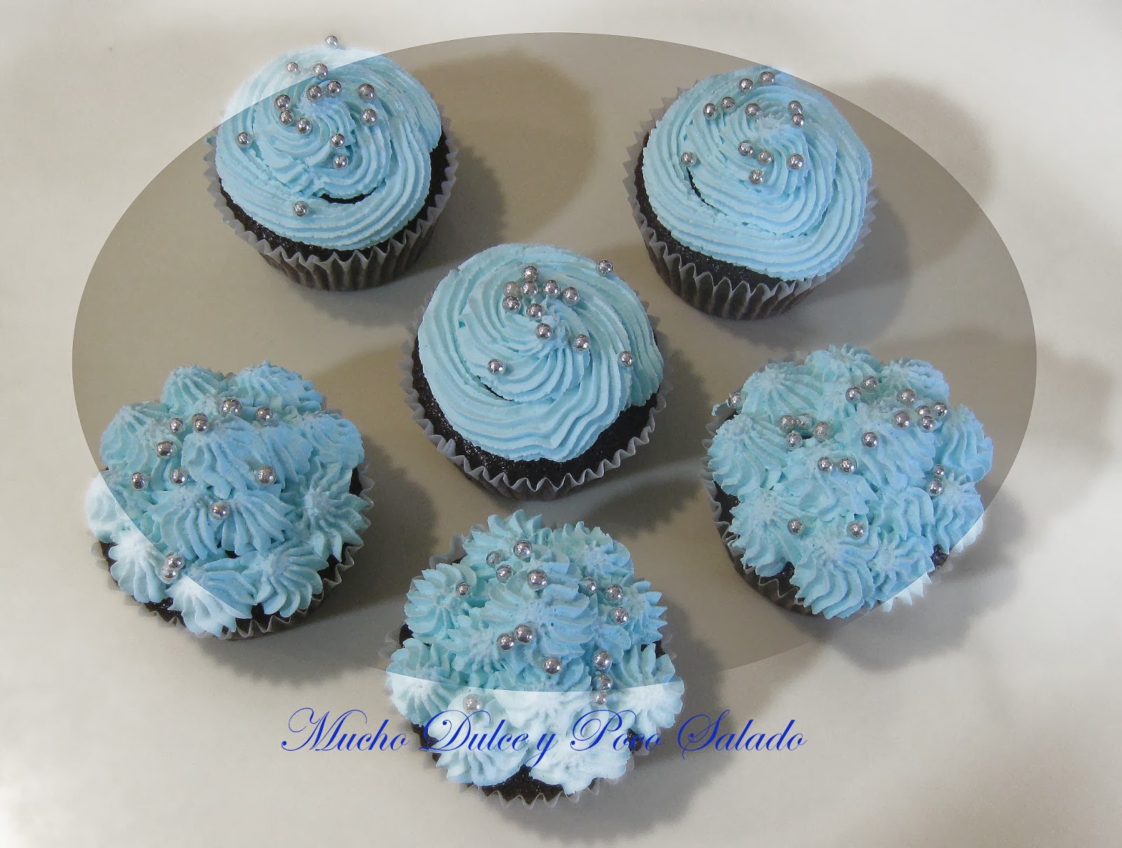 Cupcake de chocolate y decoración azul