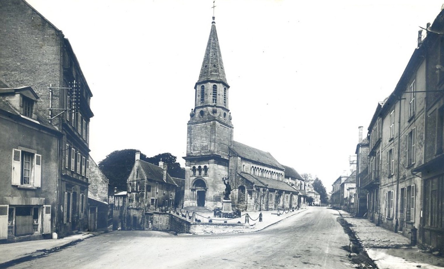 Creully sur Seulles - Une photo des années 50 de la place de l'église ...