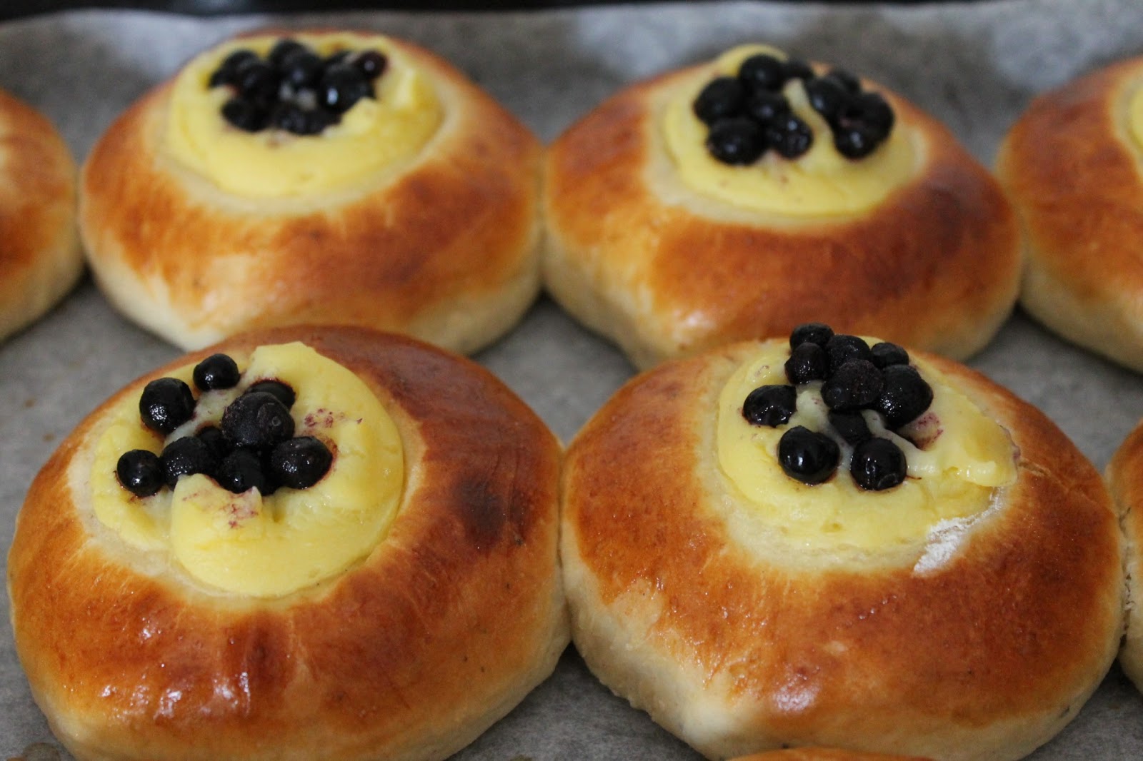 Tarun Taikakakut: Mustikka-Vaniljakreemipullat