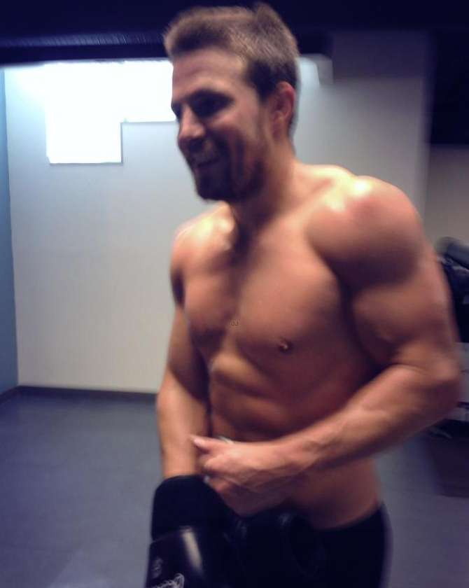 Stephen Amell se pone en forma para su personaje en Arrow - ActorsZone