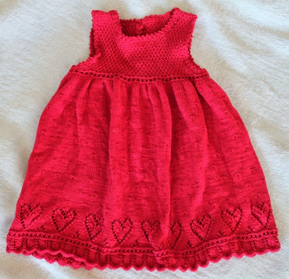 Strikkedilla: Kjole med hjerter og ei jakke med rundfelling.