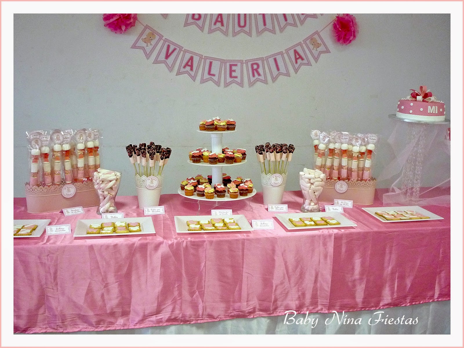 19 mesas de dulces de color rosa