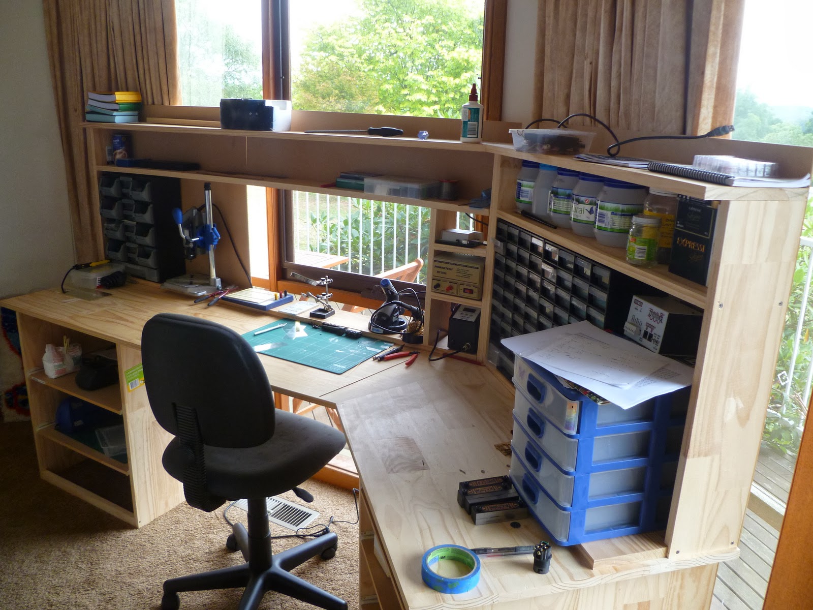 Bendigo in N scale: Building the modeling desk Part 2