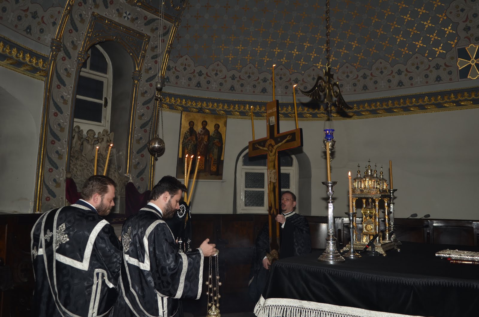 ΦΩΣ ΦΑΝΑΡΙΟΥ: "ΣΗΜΕΡΟΝ ΚΡΕΜΑΤΑΙ ΕΠΙ ΞΥΛΟΥ" ΣΤΟ ΦΑΝΑΡΙ