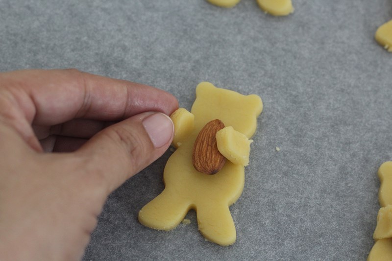 Nasi Lemak Lover: Nut-Hugging Bear Cookies 小熊抱杏仁饼干_2016 CNY cookies 年饼_金猴报春