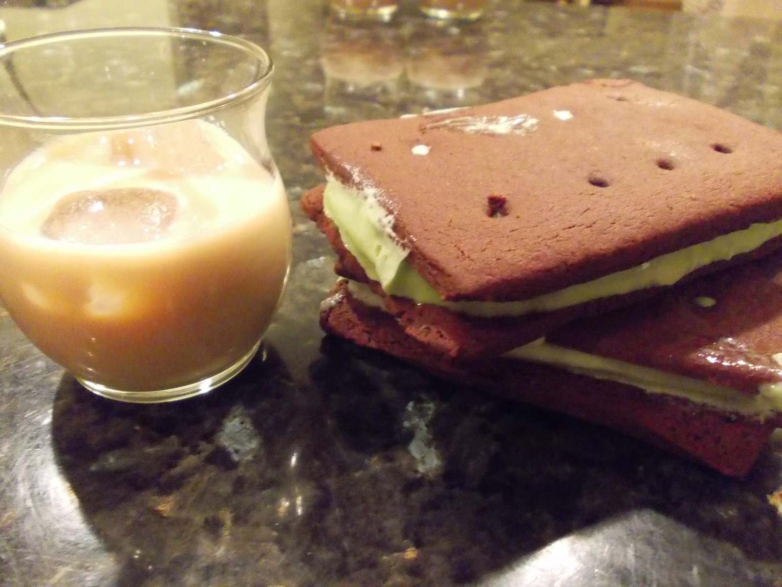 Ruokaa fiiliksellä: Minttu-Baileys puffet-jäätelö