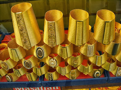 Public Information Library: Mga Larawan at bracelets ng ginto artifacts