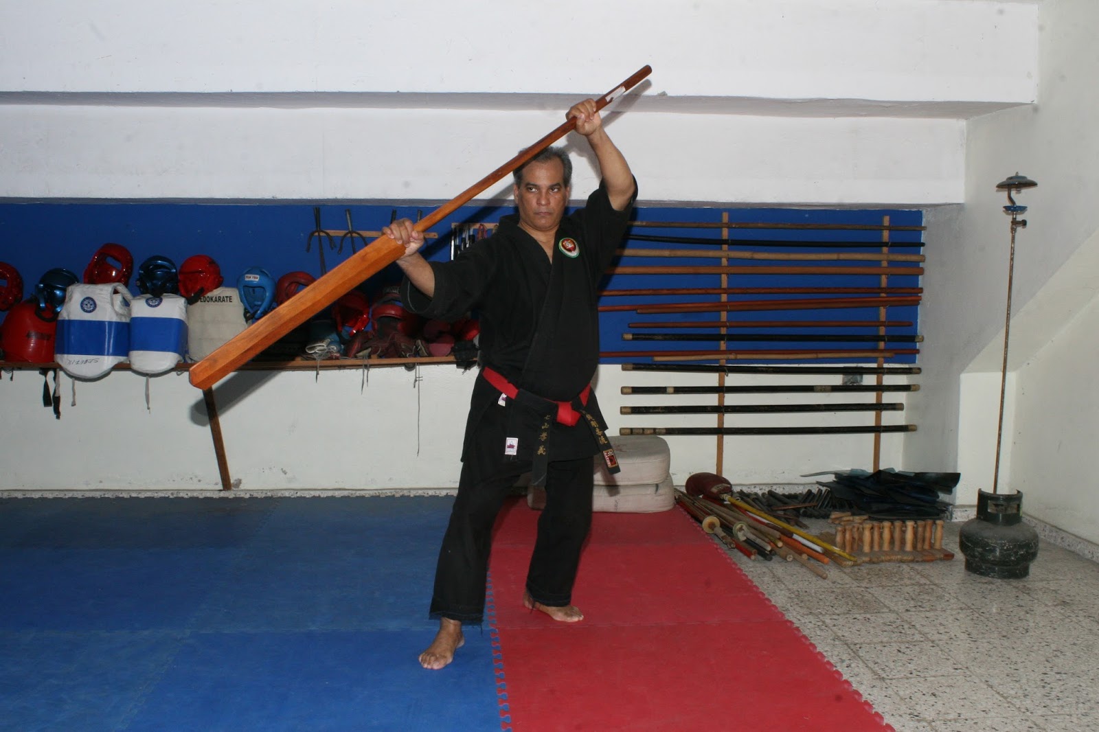 OKAMURA HOMBU DOJO: USO DEL BO, EKU, TEKO, JO, Y TONFA.
