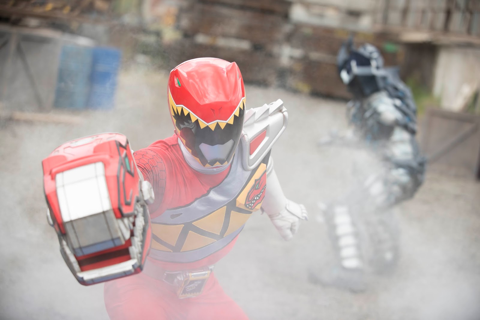 Power Rangers Dino Super Charge | Primeiro episódio, "When Evil Stirs"