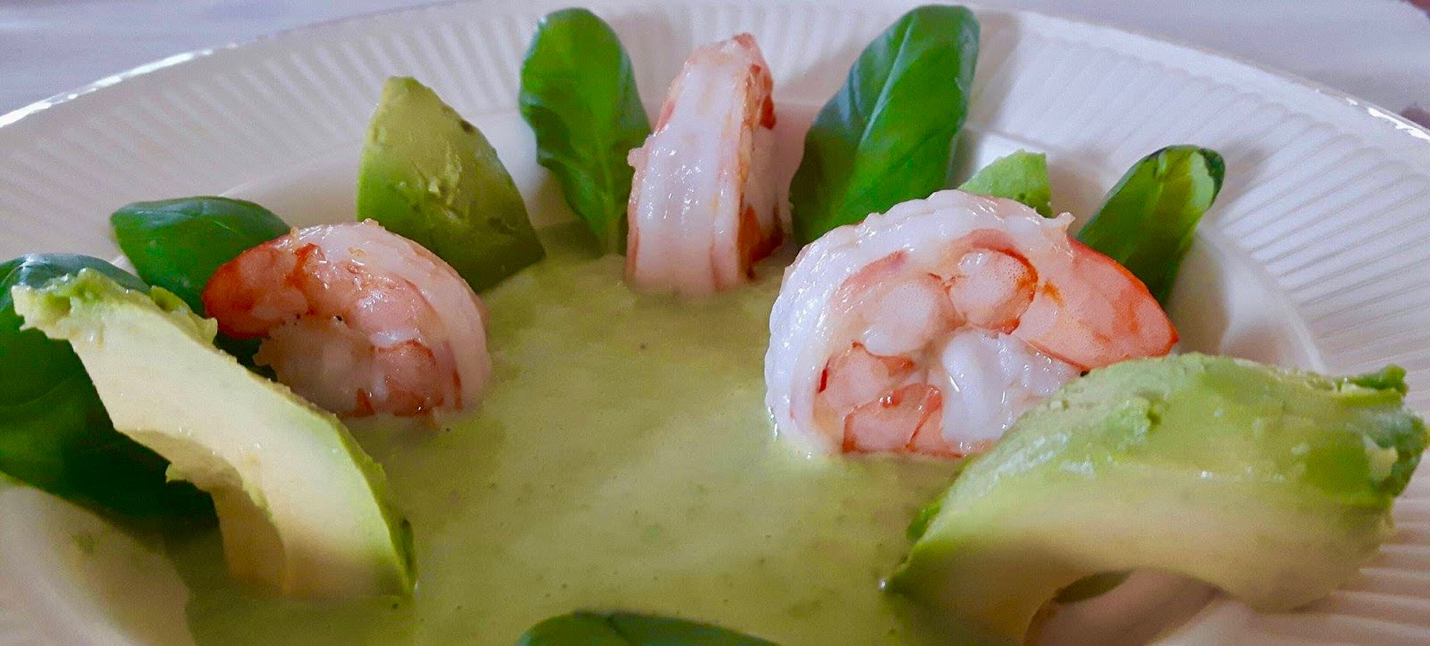 simple food, looking good: Gambas, avocado, green Thai curry