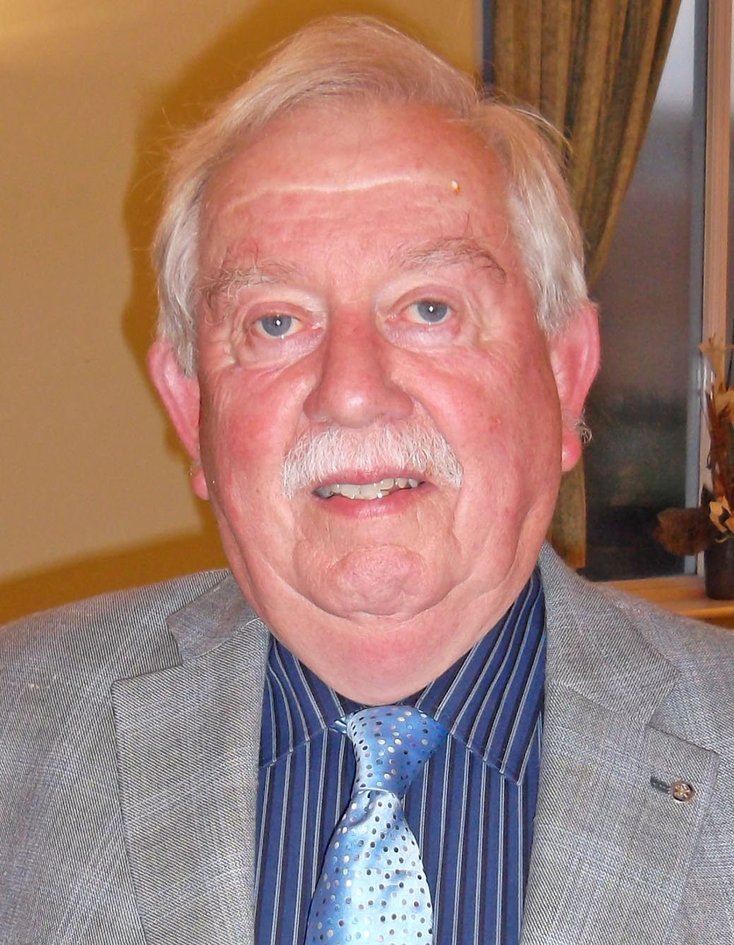 Nigel Fisher's Brigg Blog: NEW BUNTING WILL DECORATE BRIGG TOWN CENTRE