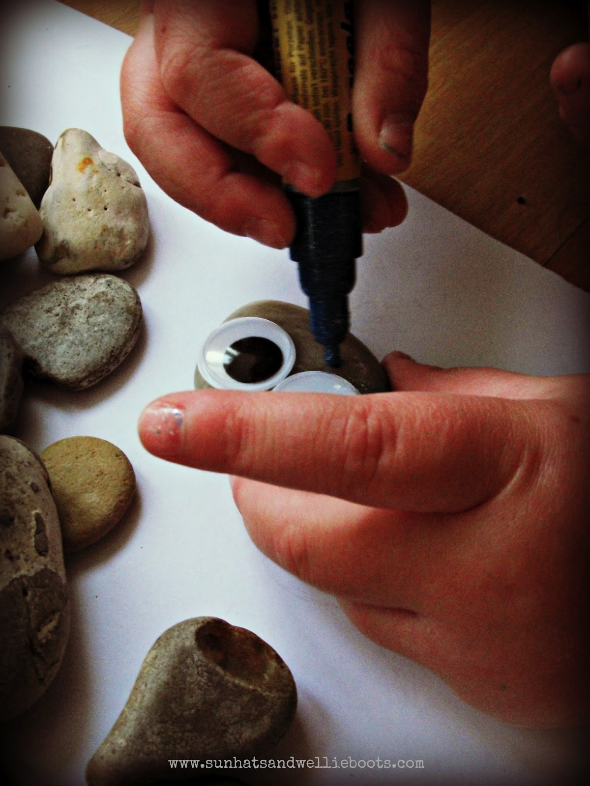 Sun Hats & Wellie Boots: Make your own Pebble Pets - nature craft