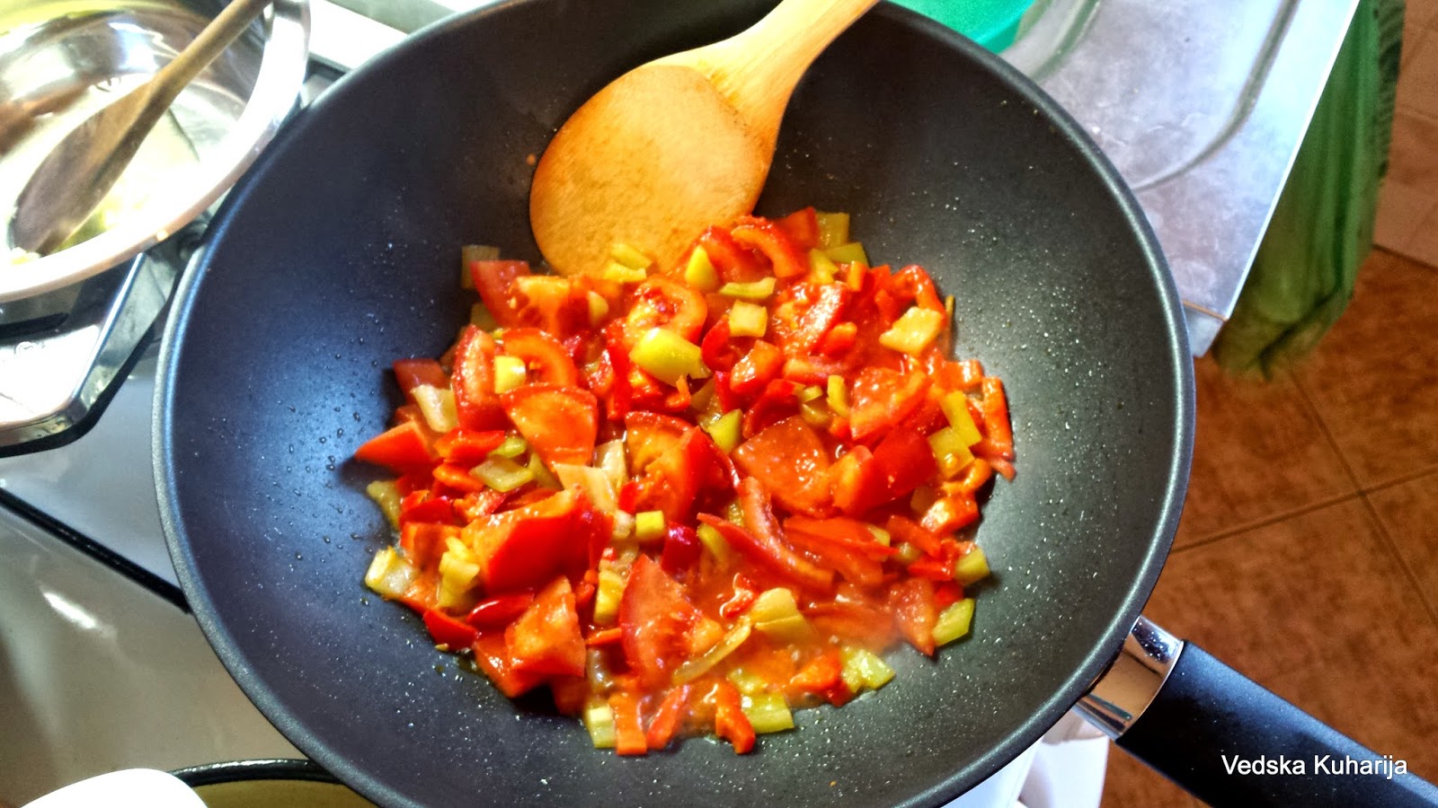 VEDSKAKUHARIJA: Kislo zelje s papriko