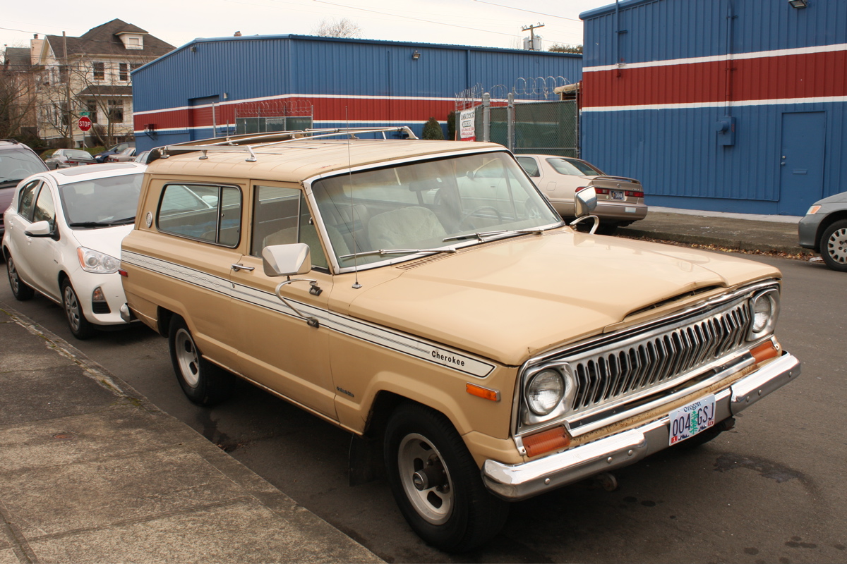 OLD PARKED CARS.: 1976 Jeep Cherokee "S"