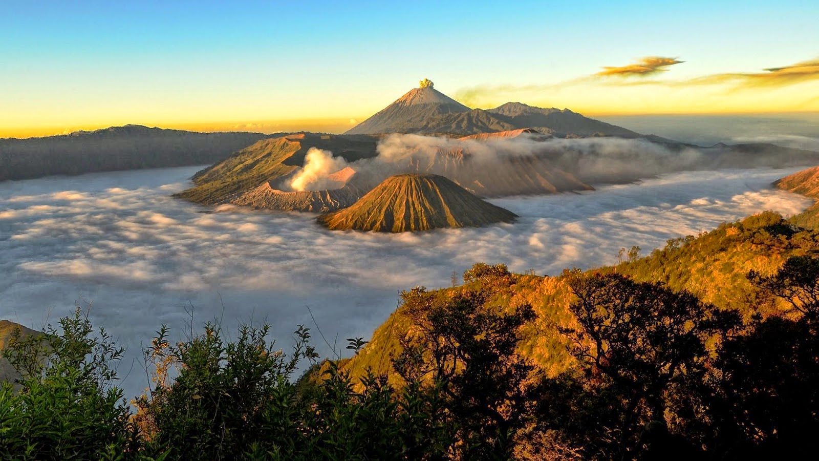 Menikmati Sunrise di Gunung Bromo Serasa Melihat Lukisan | Ragam Berwisata
