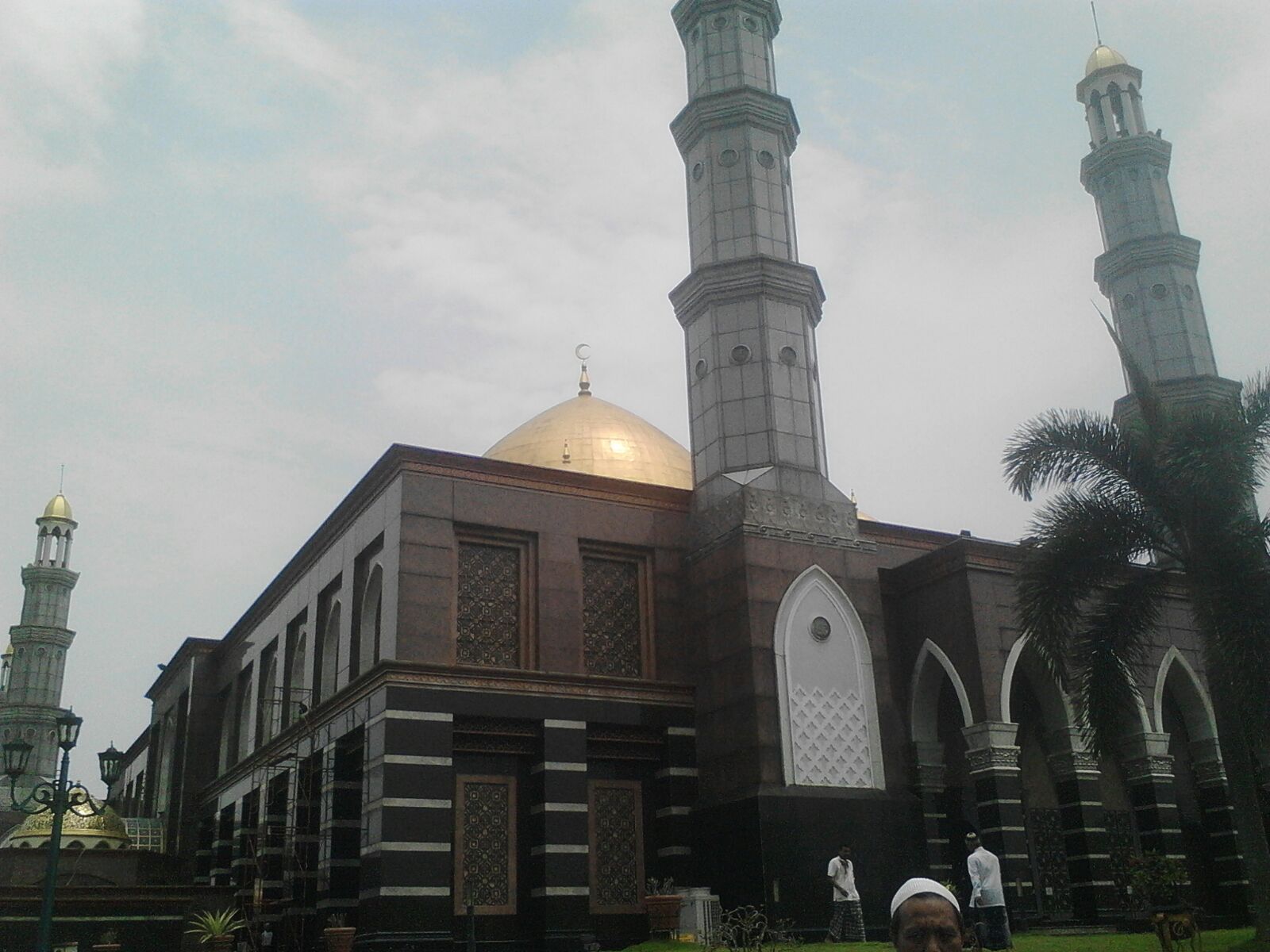 Masjid Kubah Emas Dian Al Mahri, Nuansa Keindahan dalam Ketaqwaan ...