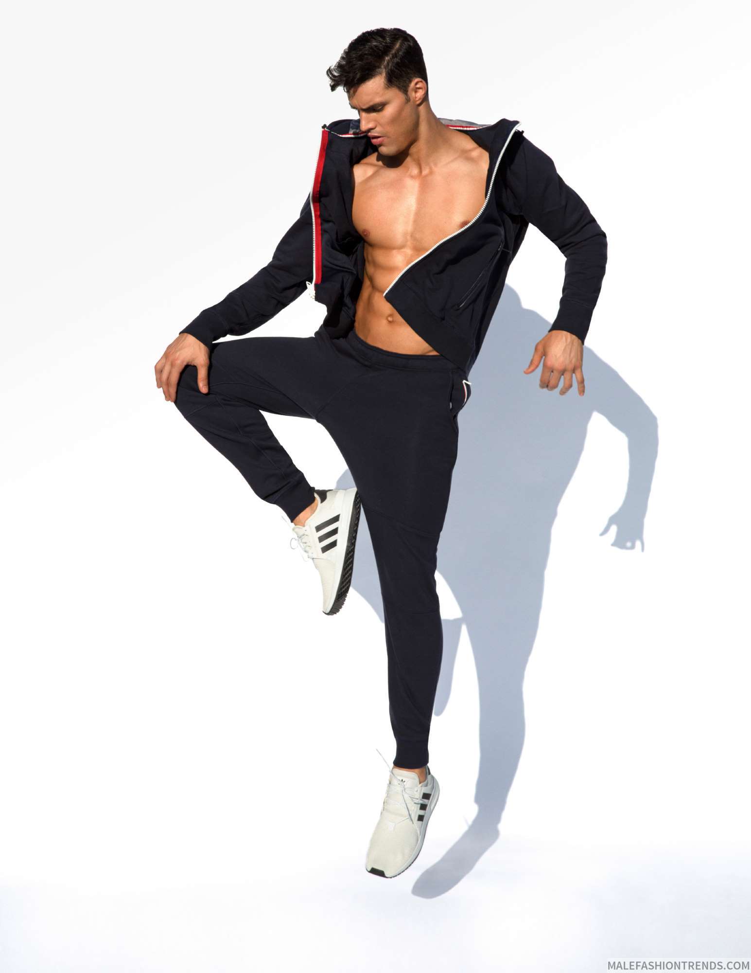 Gil Soares posa como el modelo del mes para BELLO Magazine