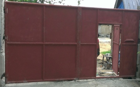 IRON AND STEEL GATE DESIGN: Iron gate with 7 feet closed plainsheet