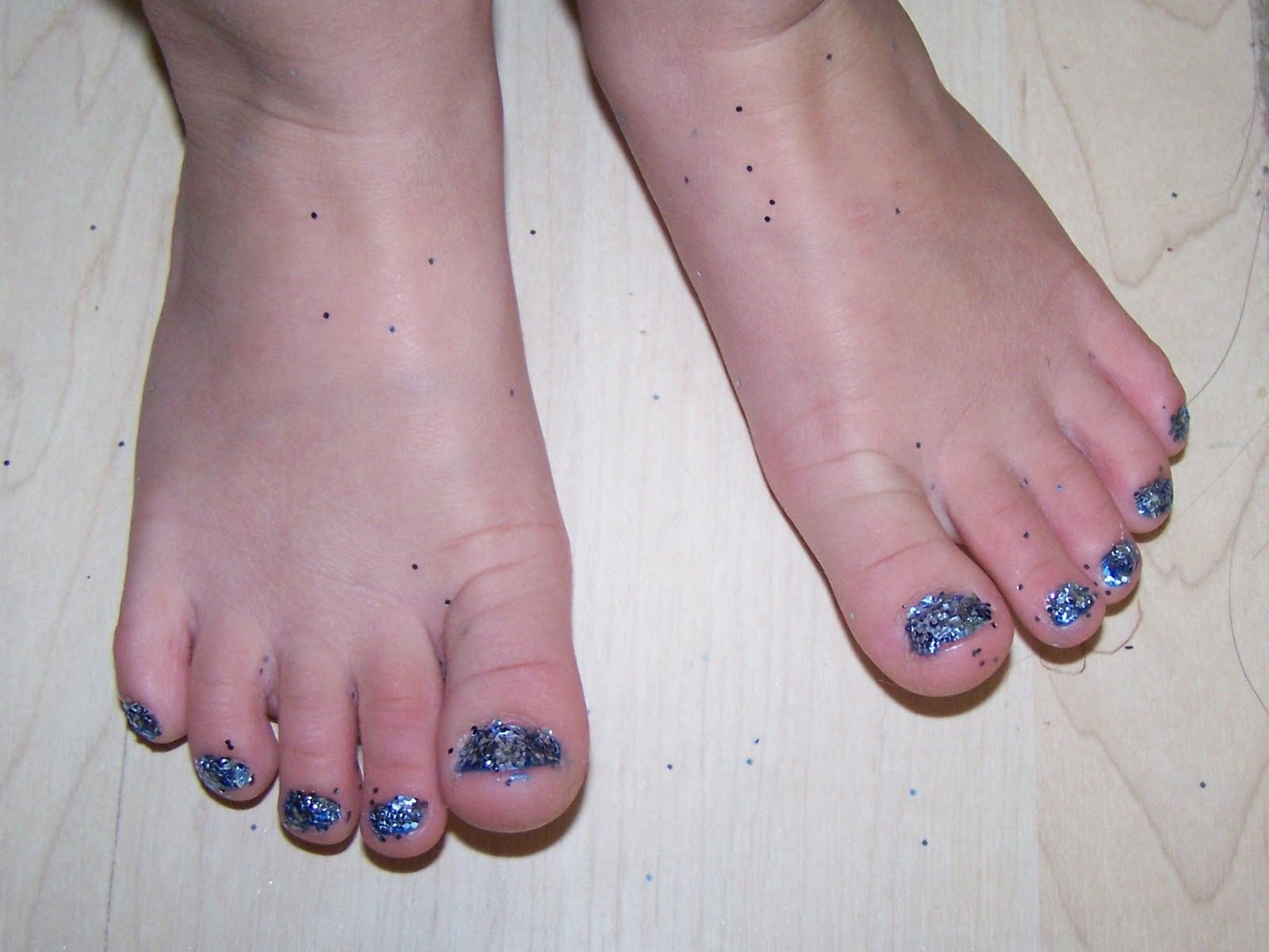 BUG A BOO CORNER: Glitter toes tutorial :-)