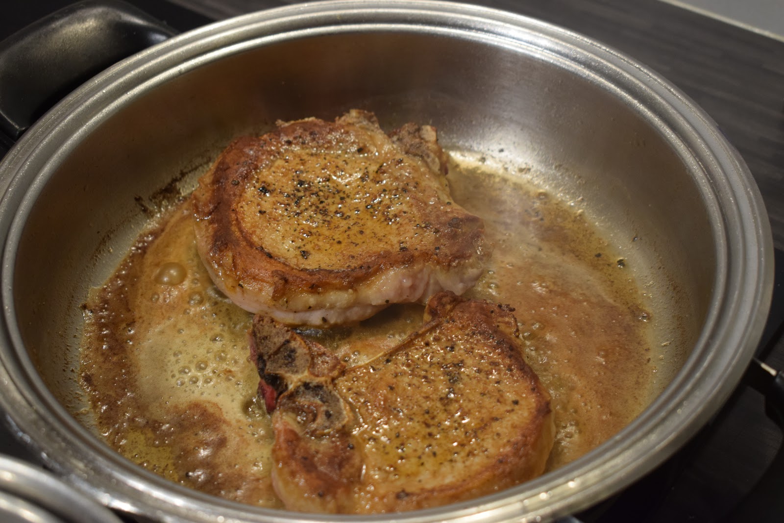 Varkenskoteletjes met picklessaus - Porc chops with piccalilly sauce