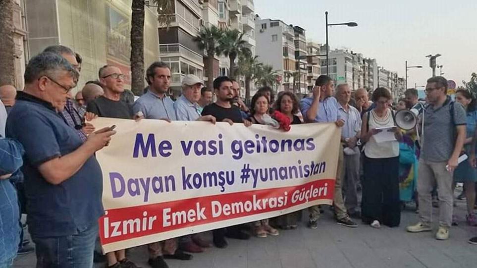 Με πανό, λουλούδια και αναμμένα κεριά, τίμησαν τη μνήμη των θυμάτων των ...
