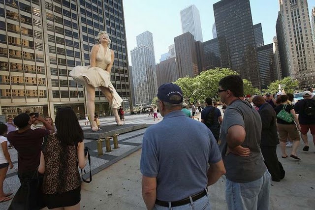 Photography Moments: Marilyn Monroe Big Sculpture - Chicago