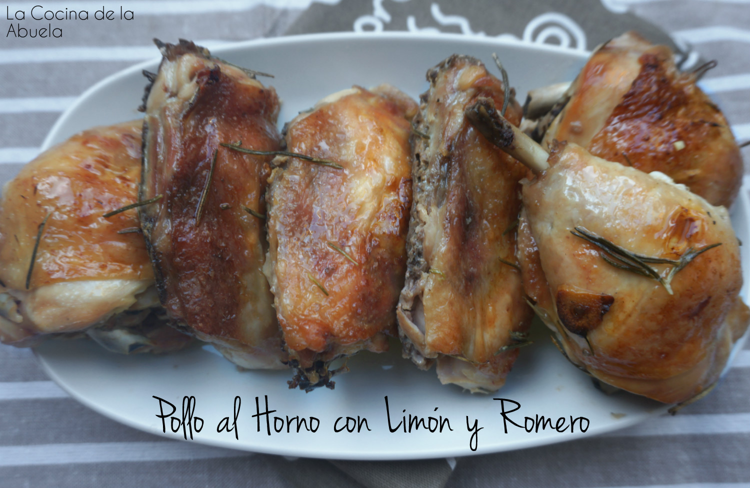 Pollo asado con limón y romero.