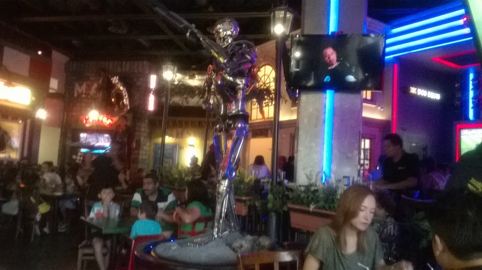 Skull Literaria: ComicX - Restaurant & Bar