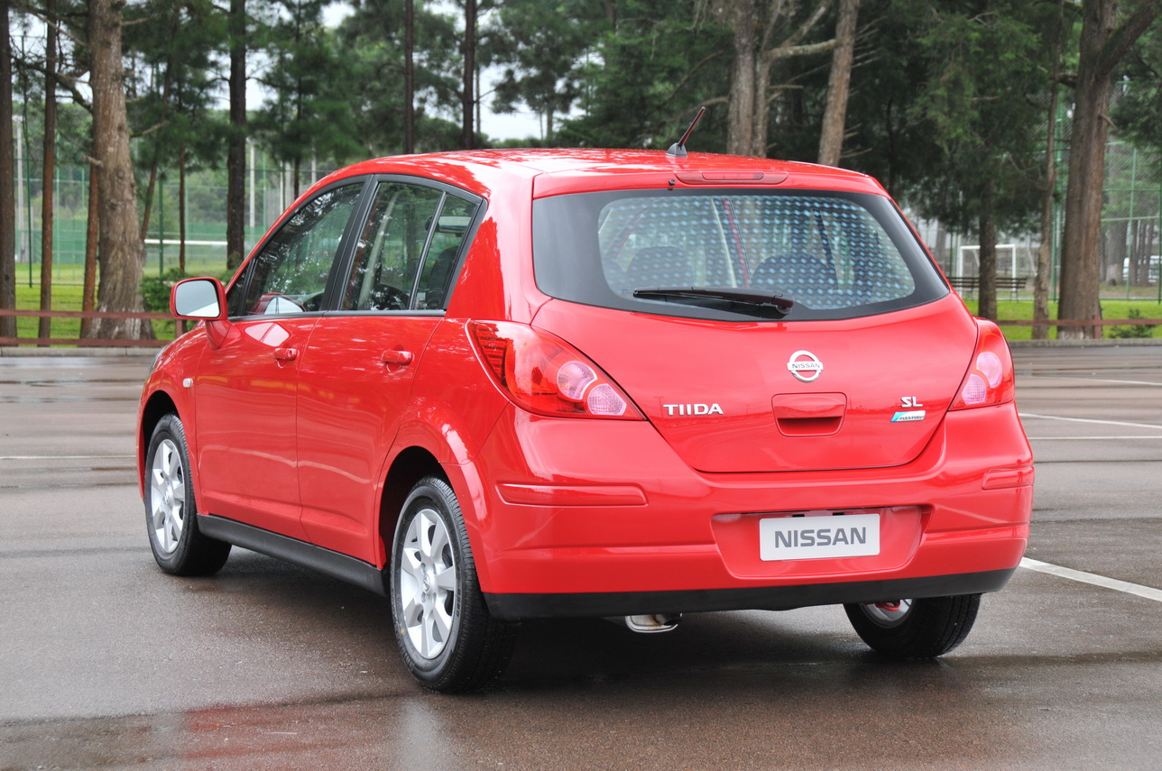 NISSAN TIIDA HATCH, CONFORTO E AGILIDADE - AUTOentusiastas Classic ...